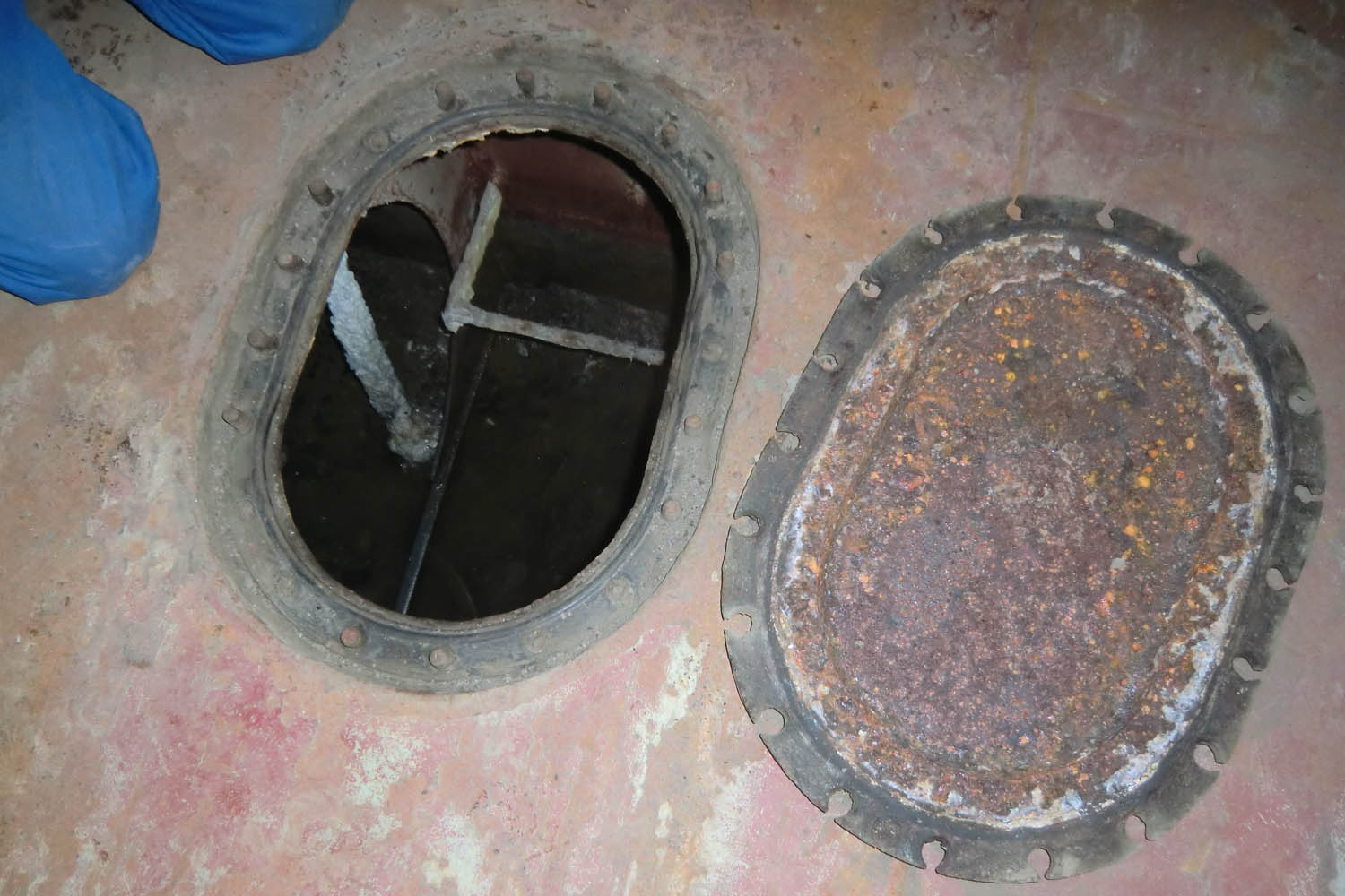 Watch out for open manholes and displaced deck gratings | Gard's Insights
