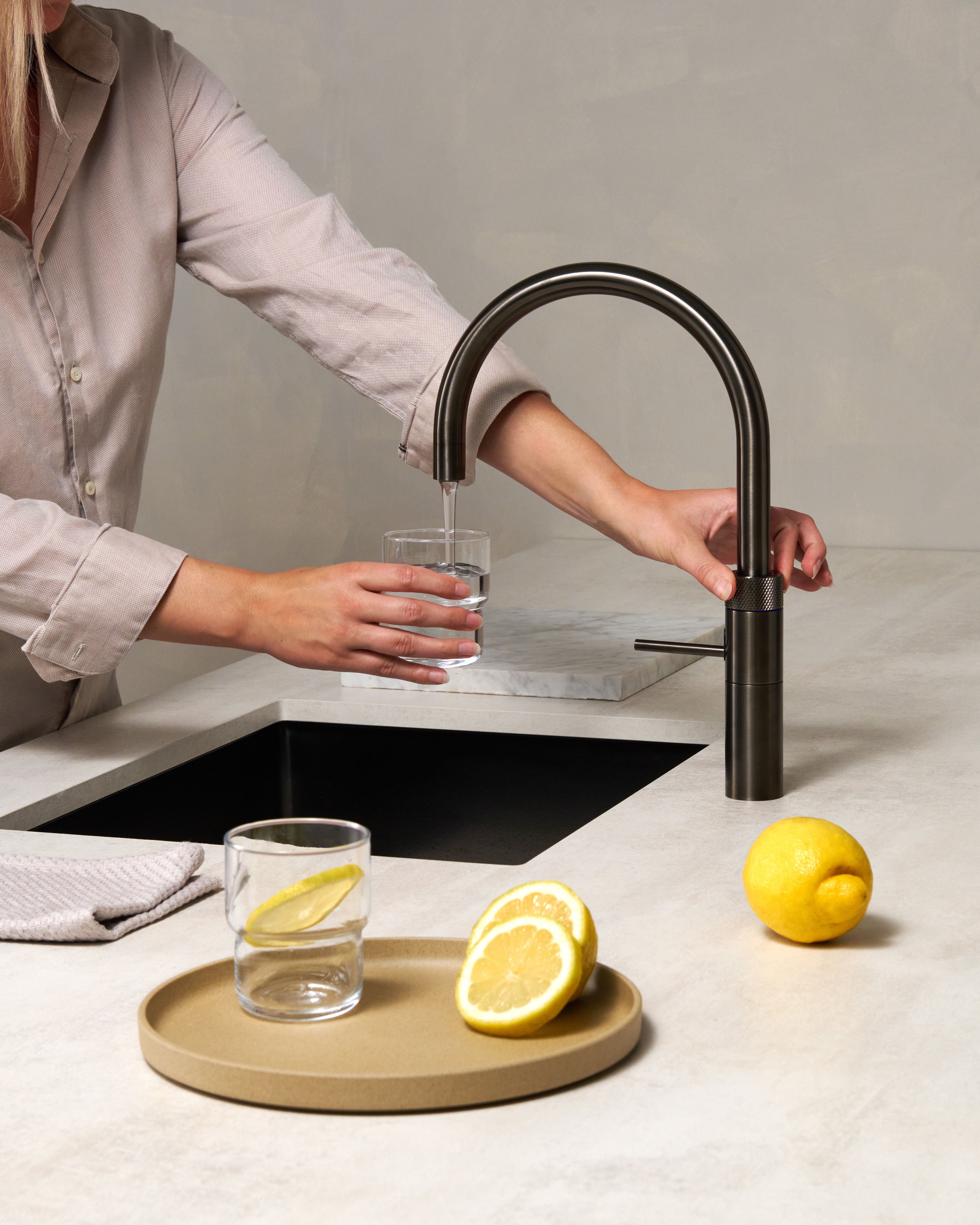 Gefiltertes und gekühltes sprudelndes und stilles Wasser